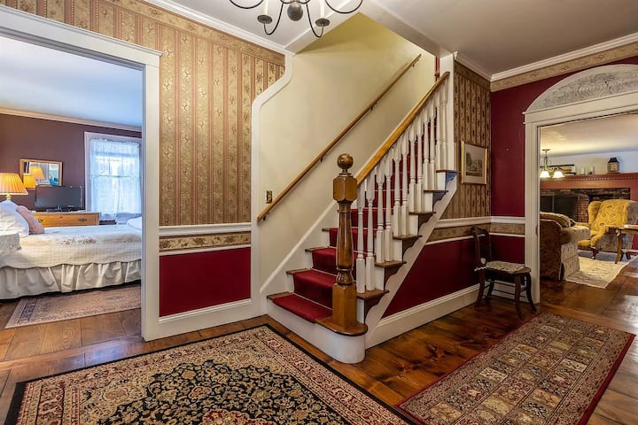 Private Suite In Historic Inn - Vermont