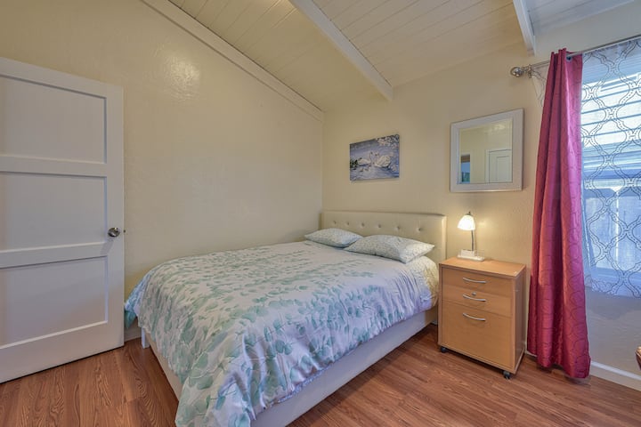 Swan Room With Shared Bathroom - Seaside, CA