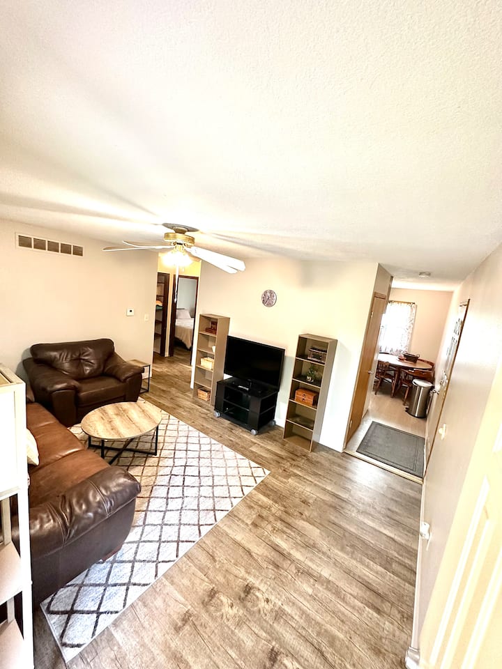 Quiet 2 Bedroom House - Free Parking 2.5m From Ui - Iowa City, IA