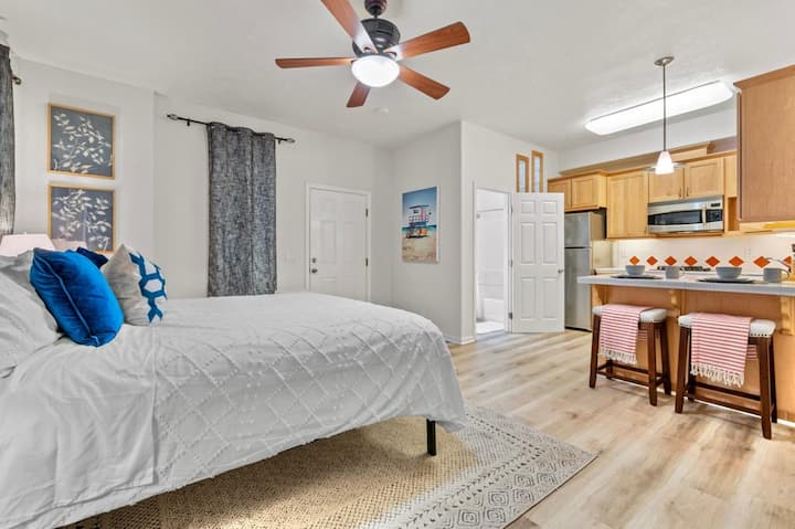 1 Block To The Sand Stylish & Spacious Studio! - San Diego, CA