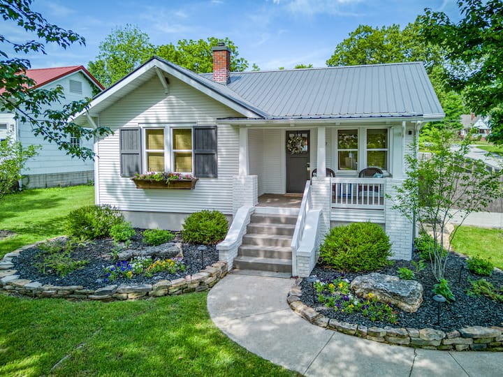 Cottage On The Corner - Harrison, AR