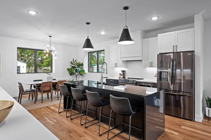 "Modern Marvel"- 2 Kings, 2 Queens, 2 Twins, 4 Tvs - Minneapolis, MN