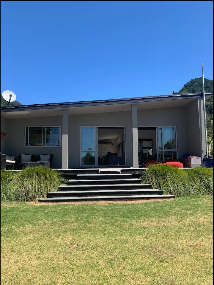 A Beautiful Beach Holiday Home In Pauanui. - Pauanui