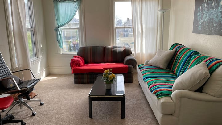 Bright Bedroom Upstairs, Convenient Location (O2) - Oakland, CA