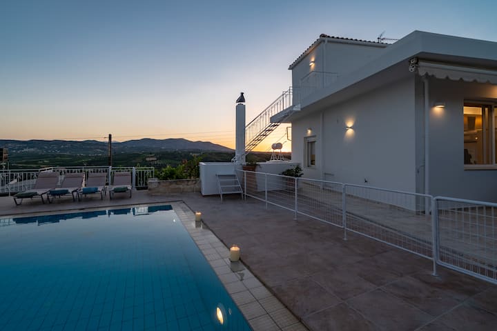 Chic Greek Villa & Cave Estate - Iraklion
