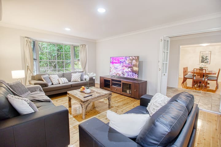 5-br Comfortable House: Bush Views, Pool & Parking - Gordon