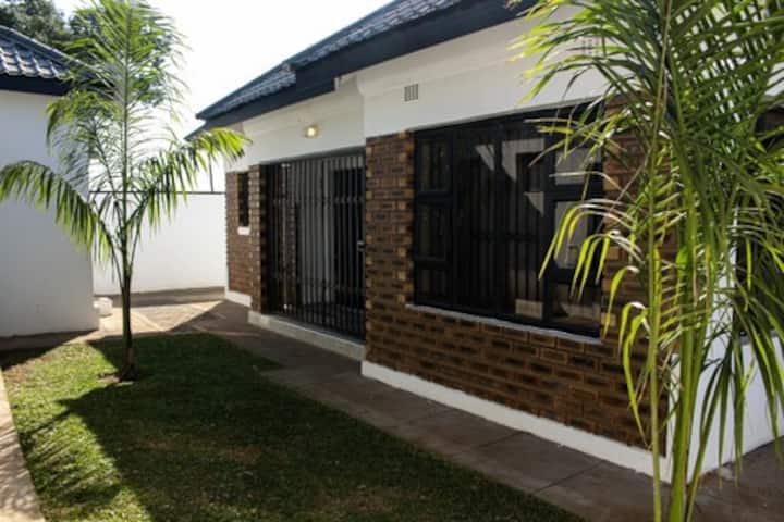 Amaroo Cottage Cheerful 3 Bed Holiday Home - Victoria Falls