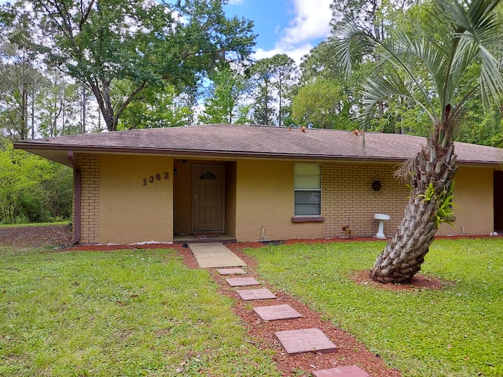 Lovely 2-bedroom Living Unit. - Crystal River, FL