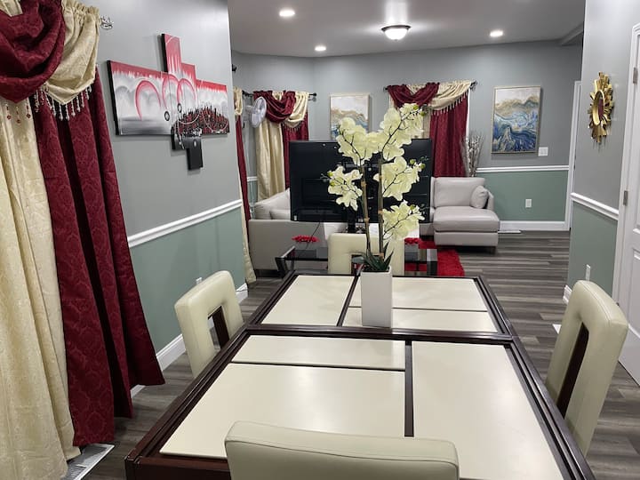 Cheerful 3 Bedroom With Free Parking! - Springfield, MA