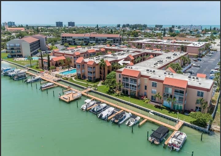 Beautiful Condo In Waterfront Gated Community. - St. Pete Beach, FL