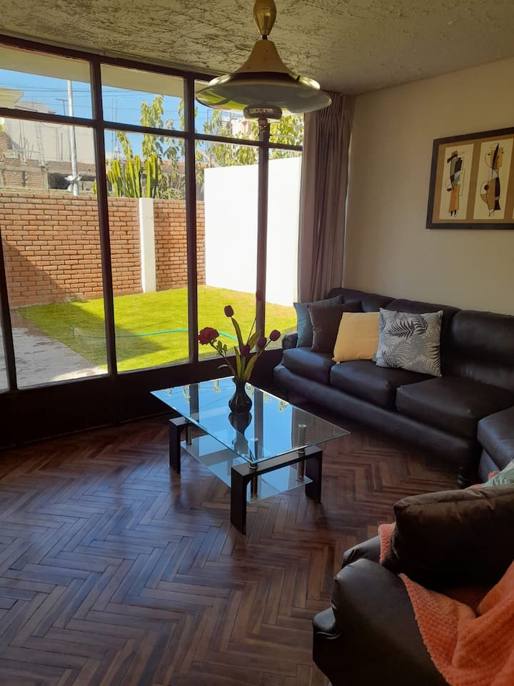 Agradable Casa Con Jardín En Zona Residencial - Arequipa