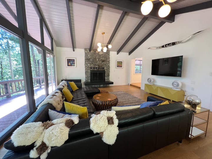 Shady Waters Ranch, Surrounded By Trees With Pool. - Grass Valley, CA