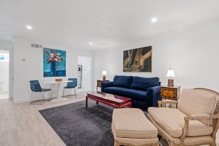 Cozy Comfortable Classic Oaklawn Apartment - Dallas, TX