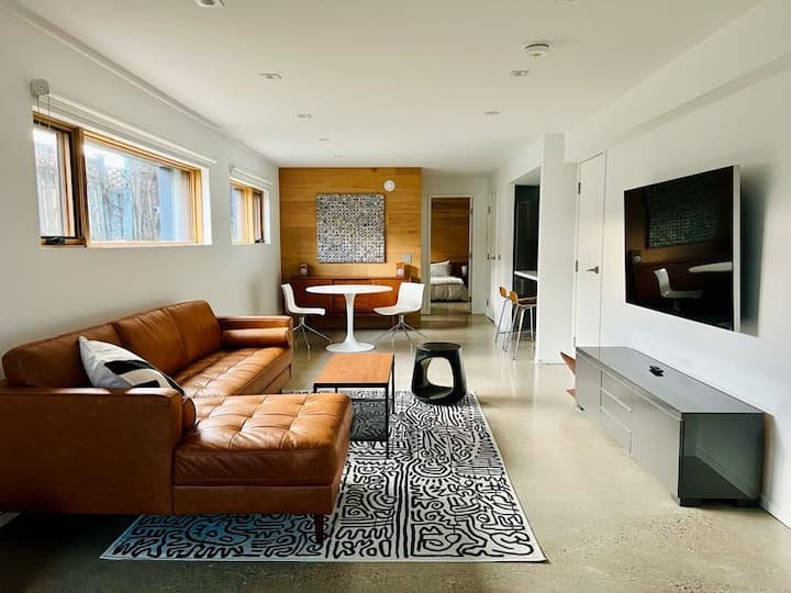 High Park Modern 1-bedroom Designer Suite - Mississauga
