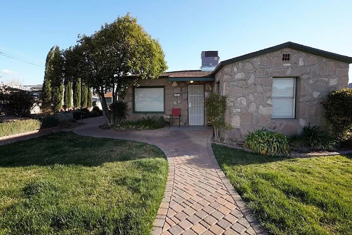 Cozy Oldtown House Near Downtown - Kingman, AZ