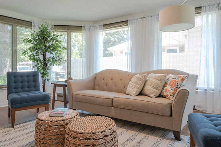 Bright Open Mid-century Modern Home Near Hospitals - Sioux Falls, SD
