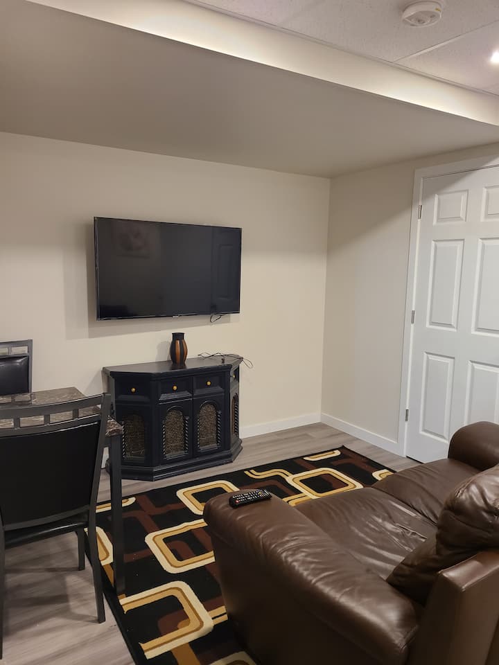 Cheerful 2 Bedroom And  Living Room In A  Basement - Winnipeg