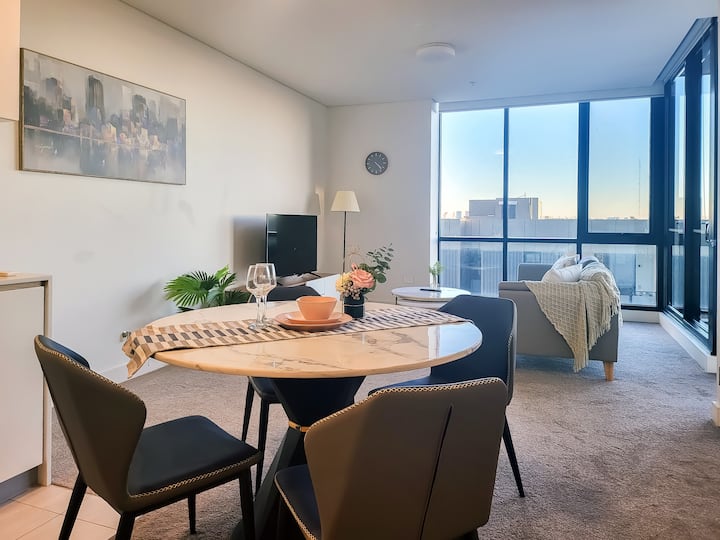 Modern Home Located Close To Shops & Olympic Park - Gordon