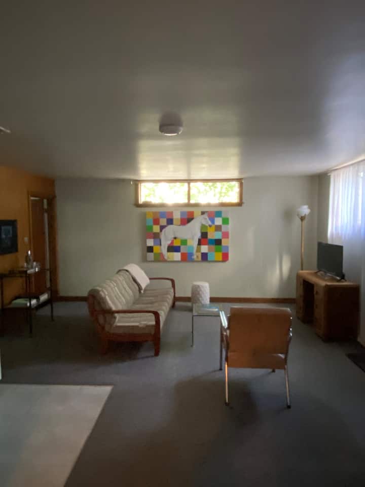 Saskatoon City Park Mid-century Suite - Saskatoon
