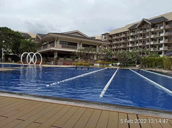 Modern 1-bedroom Condo With Pool - Parañaque