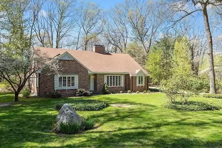 Charming Brick Cape Near Walden Pond, Concord, Ma - Concord, MA