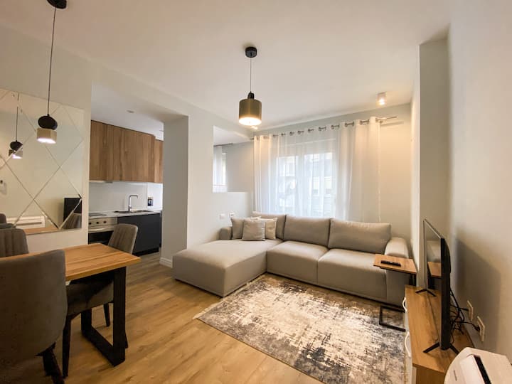 Centrally Located Glamorous Bright Apt Near Bazaar - 티라나