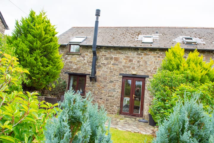 Cheerful 2 Bedroom Cottage With Log Burner - コーンウォール