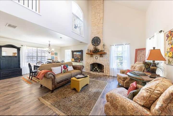 Hill Country Cottage Retreat On Chalk Mountain - Glen Rose, TX