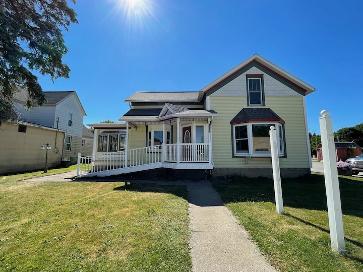 Four Bedroom Home Next To Brewery, Food, And Lake! - Bremen, IN