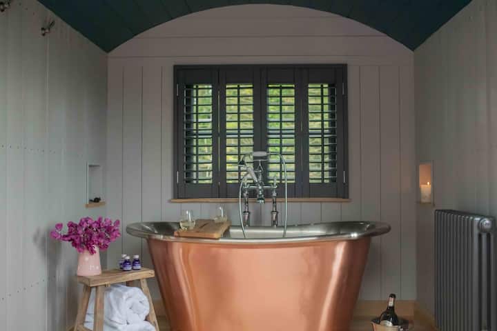 Boutique Shepherds Hut - Cotswold Country Escapes - Cotswolds