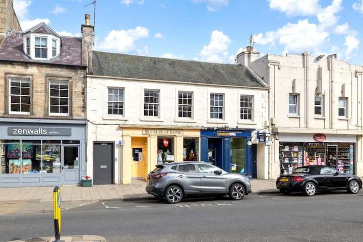 2 Bedroom Apartment On Peebles High Street - Peebles