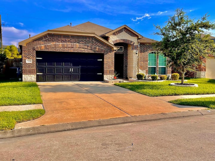 Beautiful One-story Home In A Safe Neighborhood. - Baytown, TX
