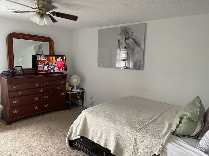 Quiet Private Room In A Two Bedroom Town Home - High Point, NC