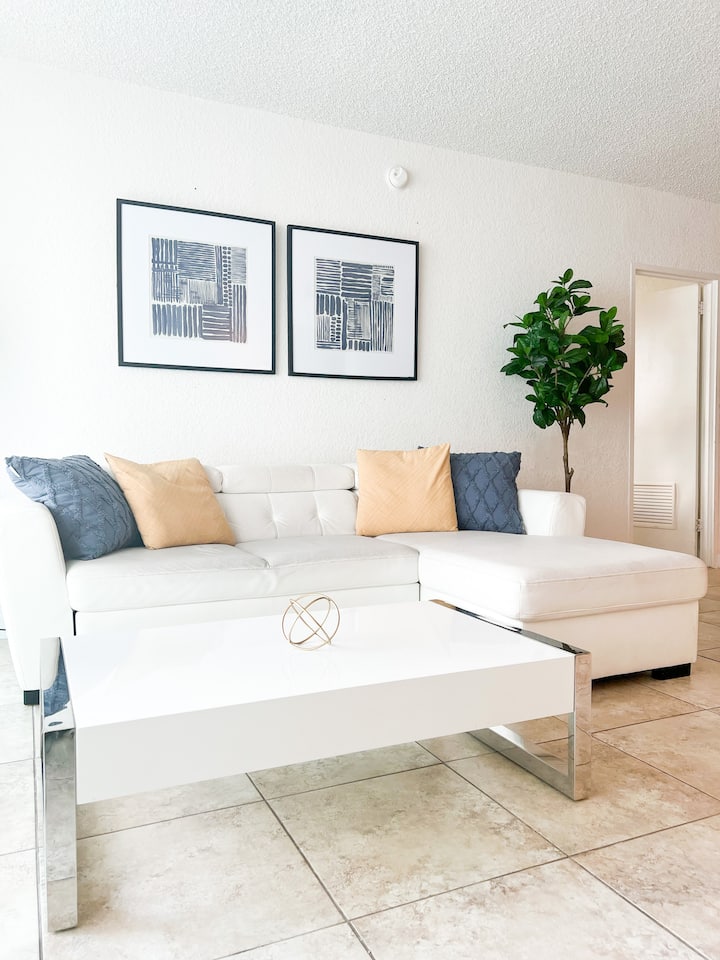 Enjoy Beautiful Condo W/ Ocean View - Hallandale, FL