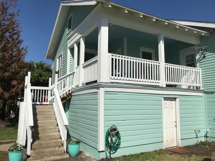 Ocean Breeze Galveston Beach Home - Galveston, TX