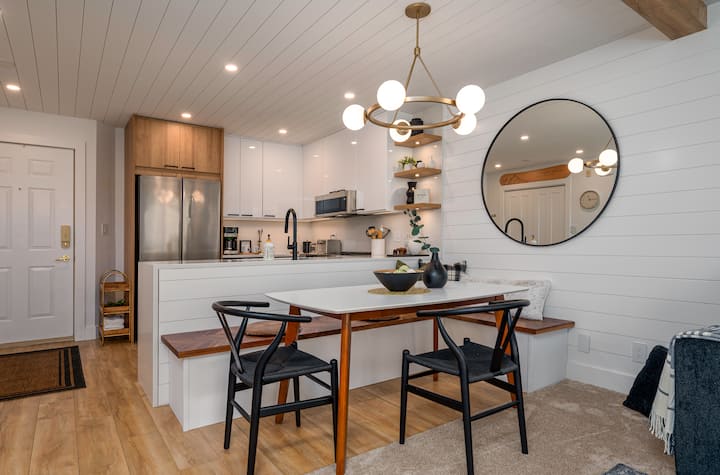 Chic Cozy True Ski-in/out 1bed Condo - Big White Ski Resort, BC