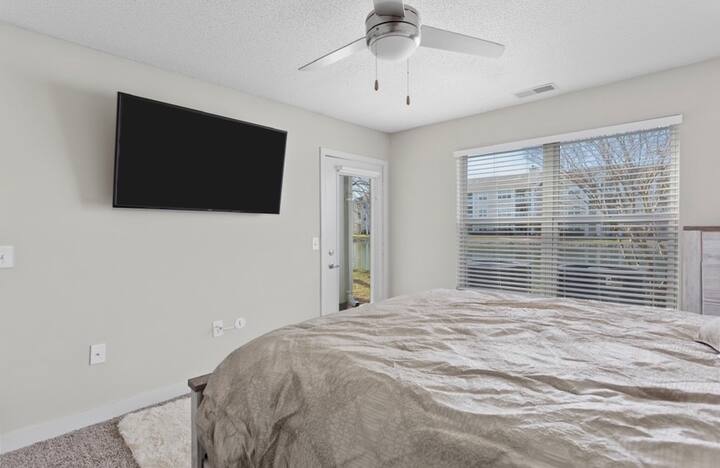Beautiful Sunny Bedroom With Lakeside View - Virginia Beach, VA