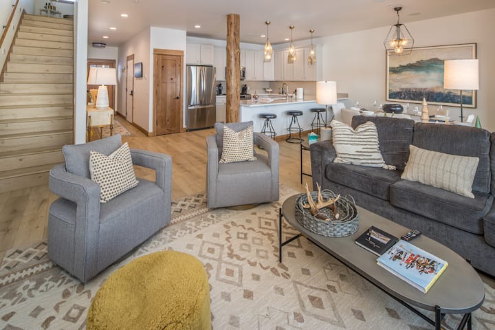 Contemporary Townhome In The Heart Of Town Center - Big Sky, MT