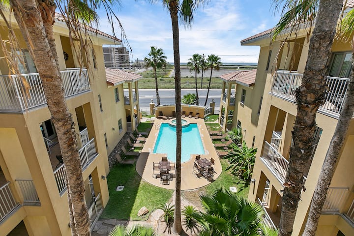 Spacious 3 Bedroom Condo W/ A Pool & Great Sunsets - South Padre Island
