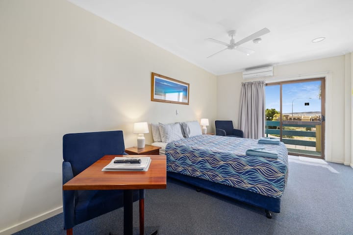 Deluxe Queen Hotel Room With Spa Bath - Boston (Australia)