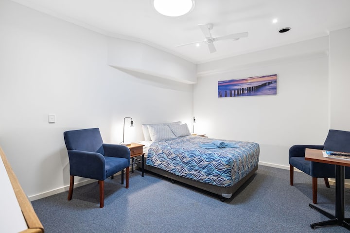 Queen Hotel Room With Spa Bath - Boston (Australia)