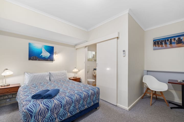 Budget Queen Room With Free Parking - Boston, Australia