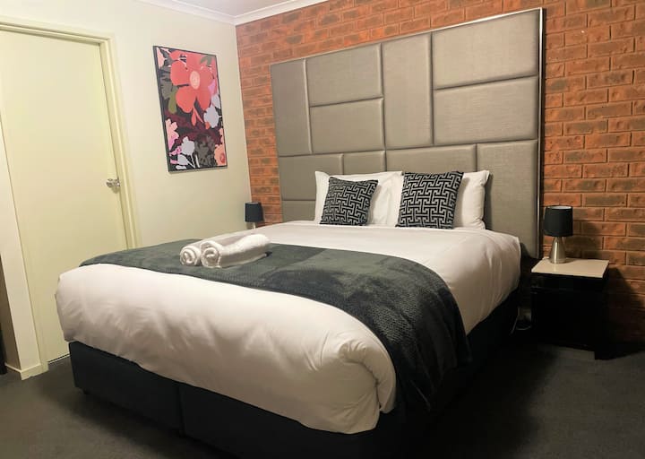 Executive King Bedroom - Advance Motel, Wangaratta - Glenrowan