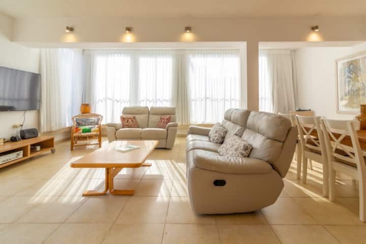 Elegant & Bright 
2 Bed/bath, 5 Min Walk To Beach - Tel-Aviv