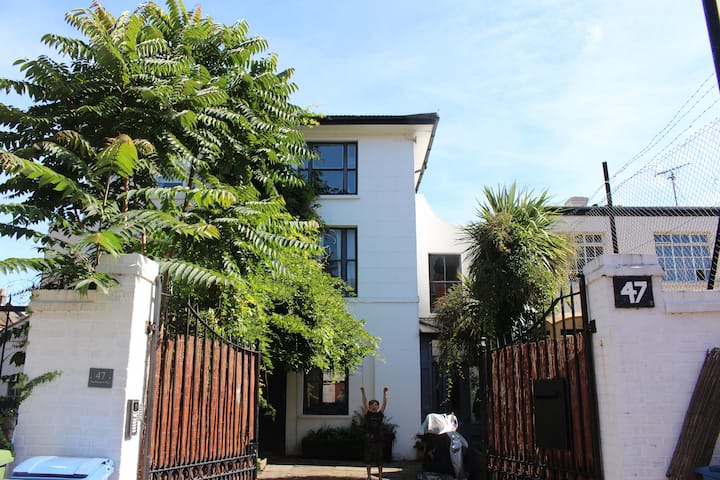 Large 4 Bedroom Victorian Villa With Roof Terrace - London, UK