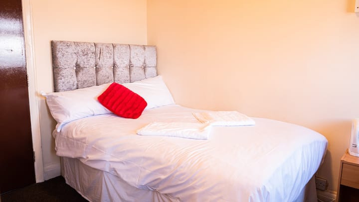 Small Double Bedroom Ideal For Cheap 1-2 Nights - Blackpool