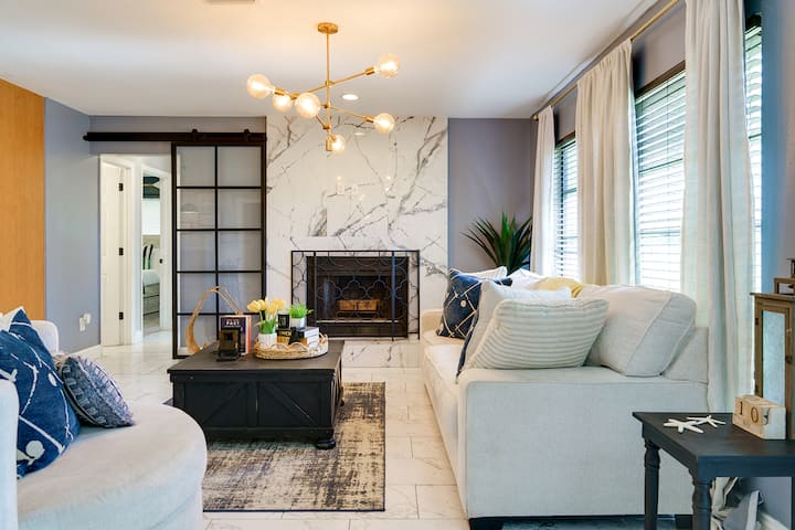 Lounge Area • Office • Fenced Yard. Near It All - North Port, FL