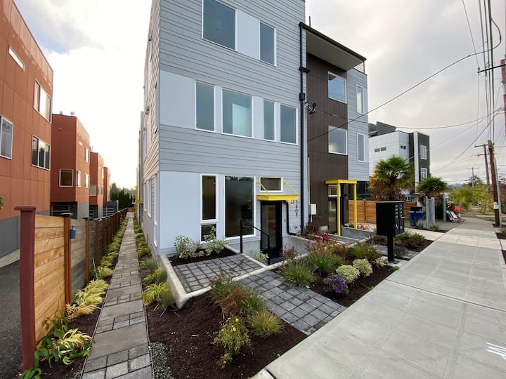 Bright And Cheerful 2 Bedroom Townhome In Seattle - Seattle, WA