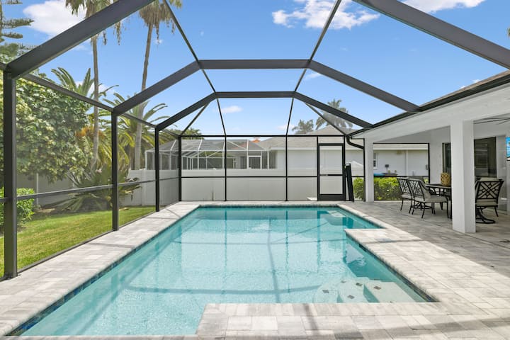 Cape Coral Home With Huge Heated Pool & Lanai - Cape Coral, FL