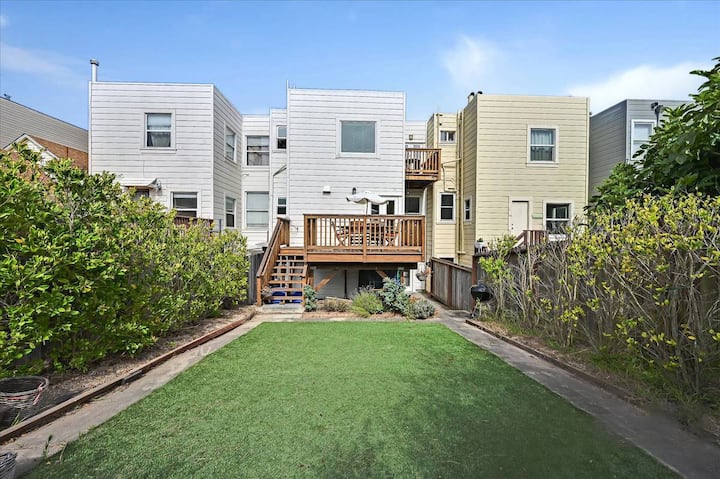 Spacious Sf Haven: Cozy Bedrooms & Modern Kitchen - San Francisco, CA